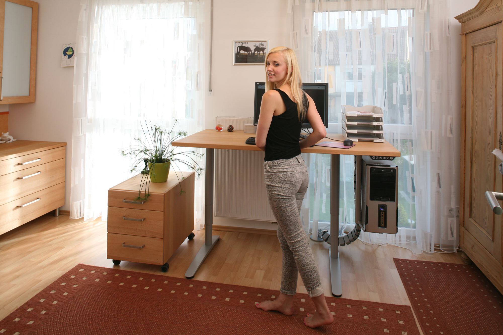 Individuelle B roeinrichtung Mit H henverstellbaren Schreibtisch F r